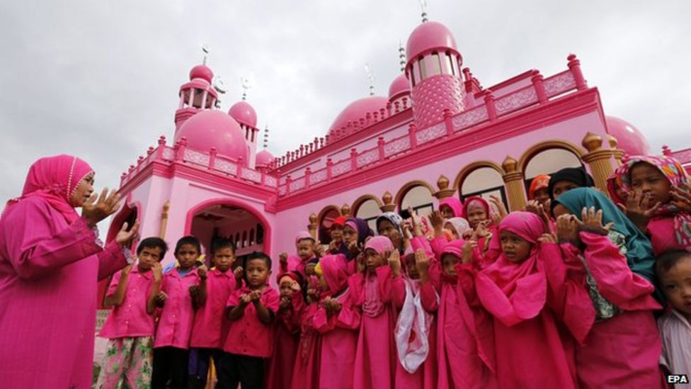 In pictures: The start of Ramadan - BBC News