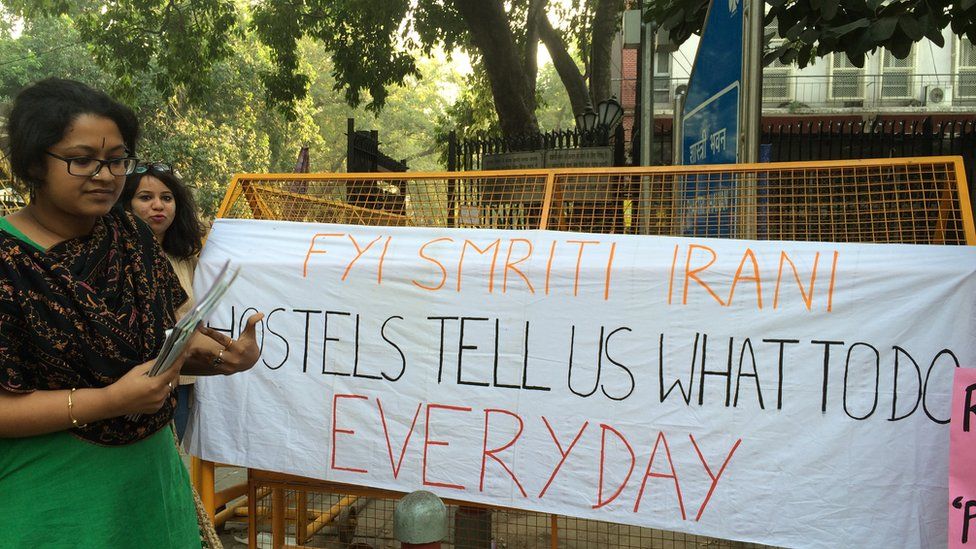 Indian rules: Women educate 'ignorant' Smriti Irani - BBC News