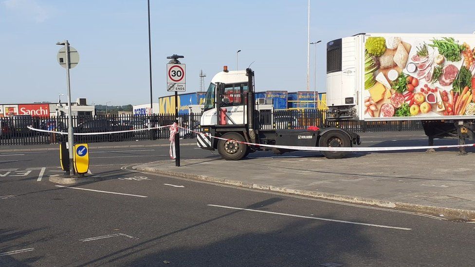 Southampton: Lorry crash shuts road near ferry terminal - BBC News