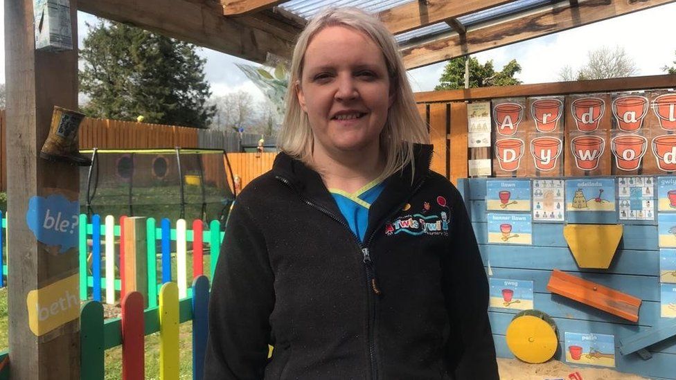 'Angen ailfeddwl sut i drin salwch yn y gweithle' - BBC Cymru Fyw