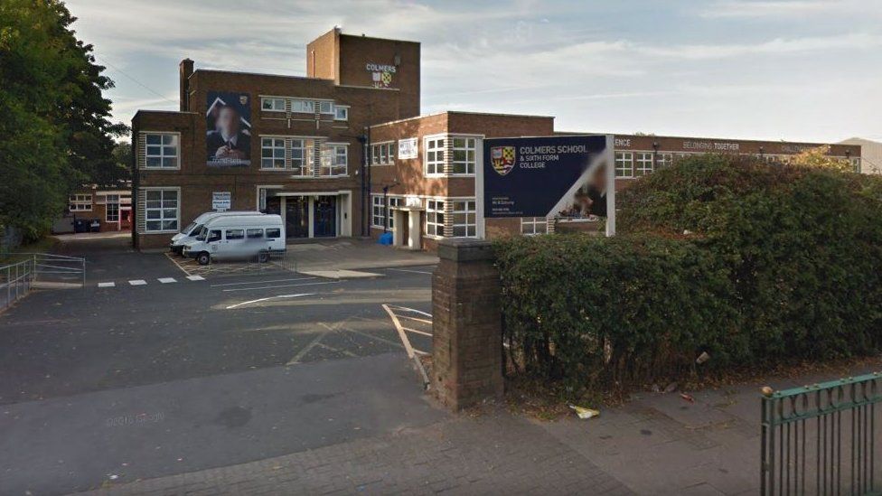 Colmers School pupil stabbed after hammer attack on shopkeeper - BBC News