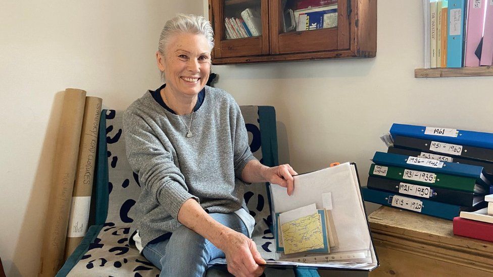 Norfolk couple lose legal battle to keep garden 'private' - BBC News