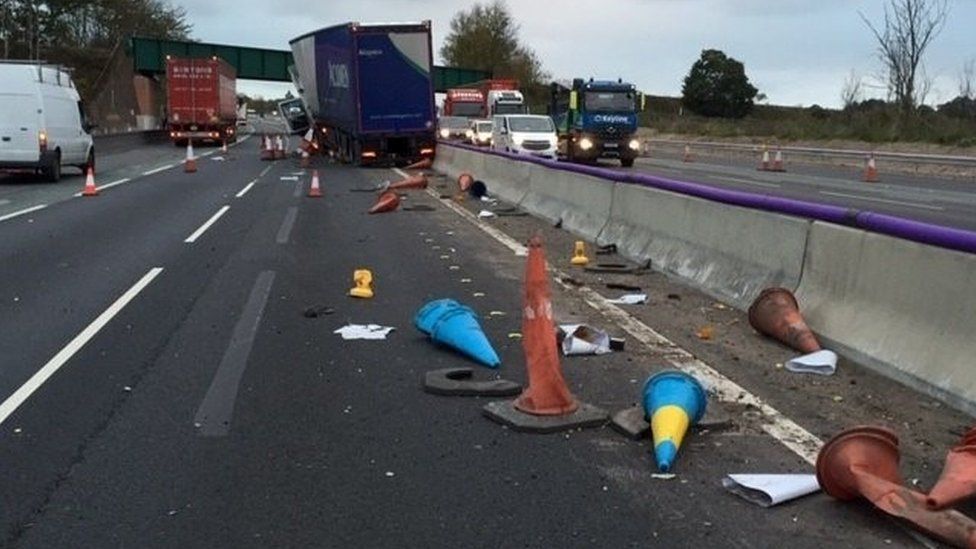 'Long delays' after lorry crashed on M6 near Knutsford - BBC News