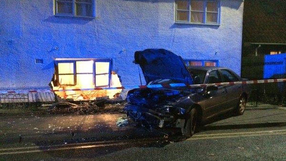 Man arrested over Lincoln house car crash - BBC News