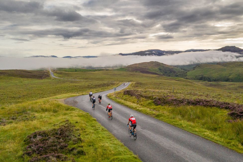 In Pictures: Cyclists return for long-distance Loch Ness race - BBC News