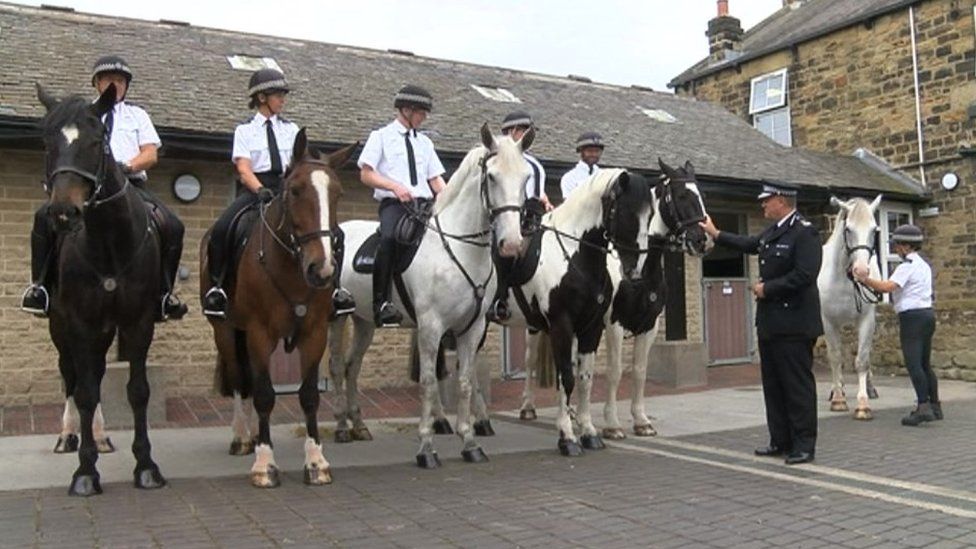 South Yorkshire's mounted police return to county - BBC News