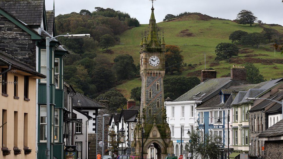 Bwriad yr Urdd i gynnal Eisteddfod ym Machynlleth 2022 - BBC Cymru Fyw
