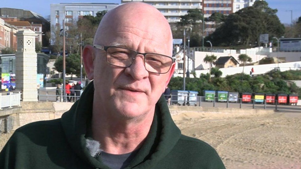 Amputee sets off from Bournemouth on 6,500-mile coastline walk - BBC News