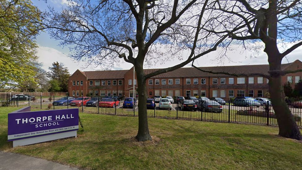 Southend: Four men injured in fight at boxing event - BBC News