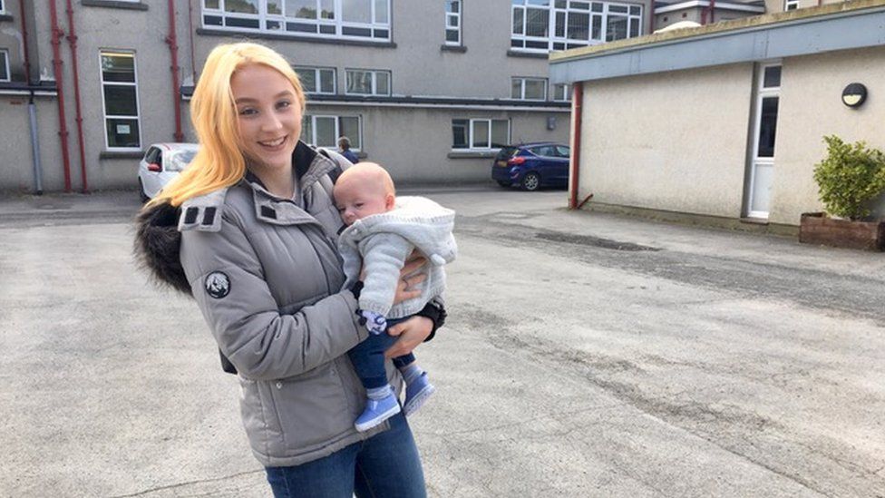 Rhieni 'angen parhau i frechu eu plant' yn ystod y pandemig - BBC Cymru Fyw