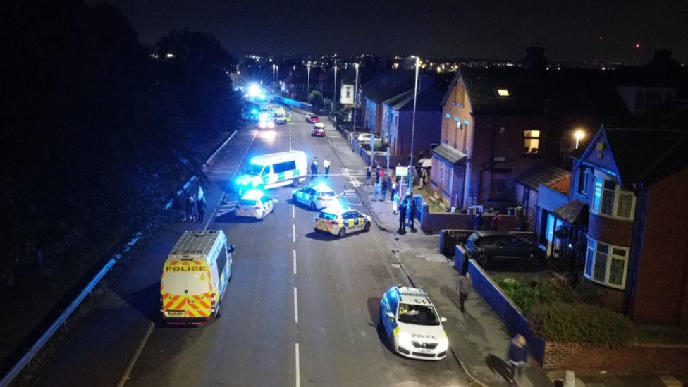 Leeds police chase crash: Man dies after car fails to stop - BBC News