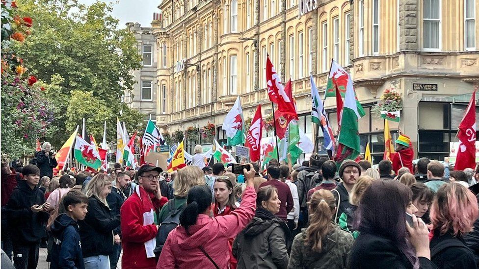 Welsh independence: Thousands march through Cardiff - BBC News