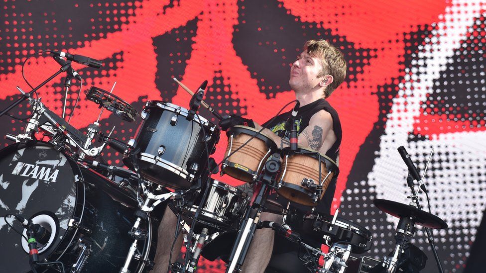 Alt-J drummer Thom Green to release solo album early next year - BBC News