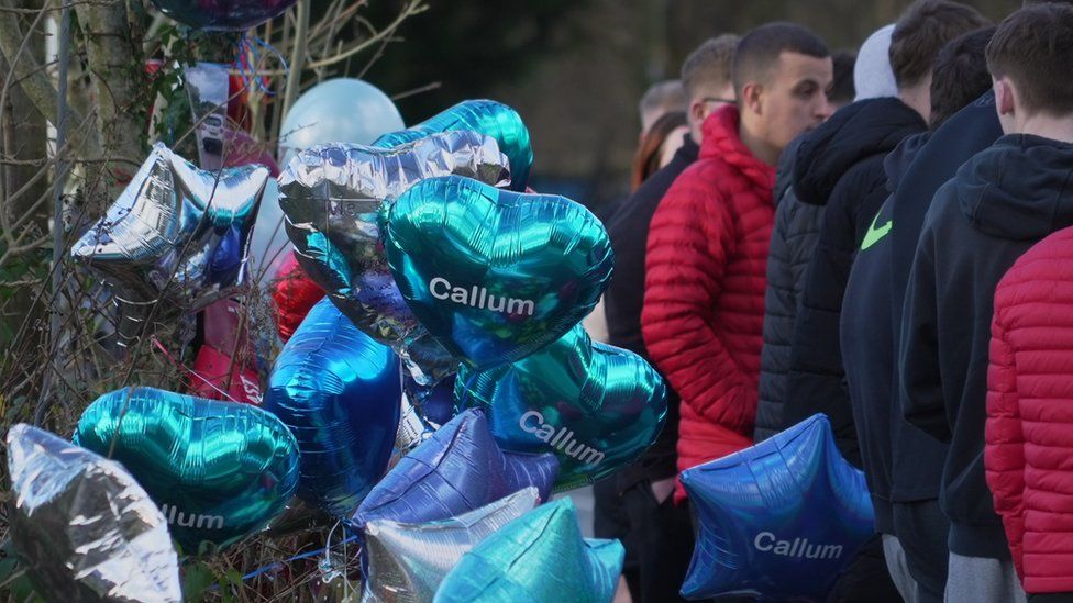 Marwolaethau Coedelái: Chwech o bobl mewn car a darodd fws - BBC Cymru Fyw