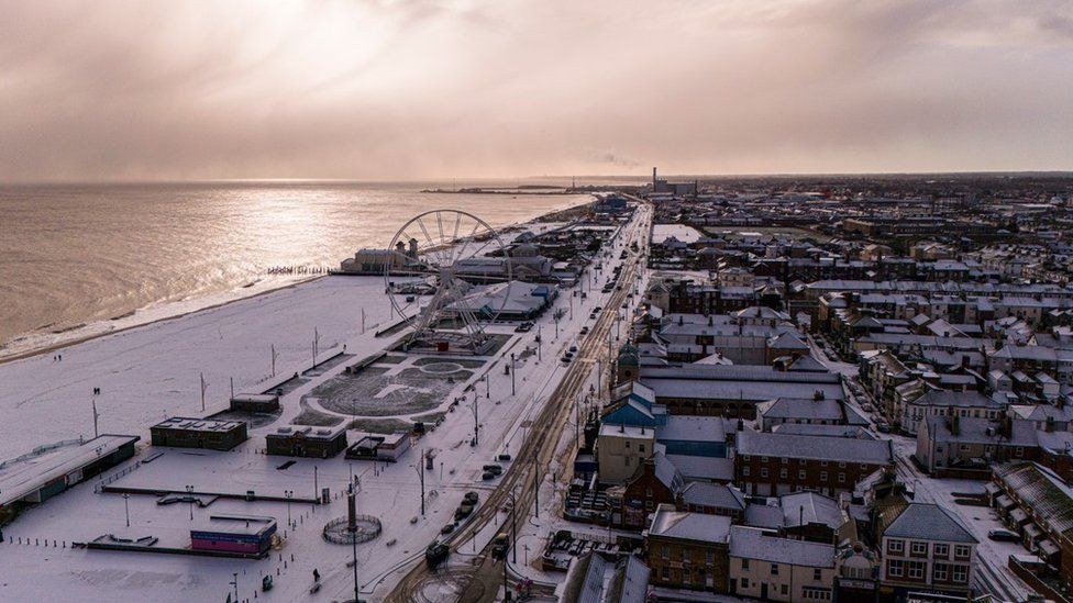Great Yarmouth golden mile turns white under blanket of snow - BBC News