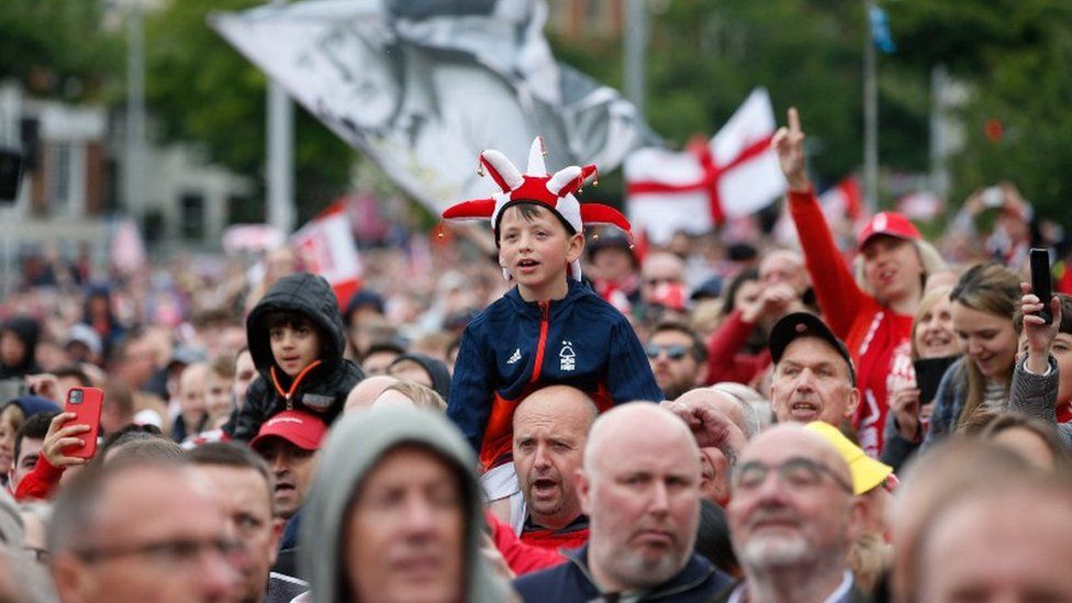 Forest fans celebrate promotion in Nottingham city centre - BBC News