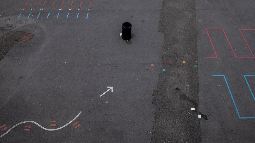 Rhai ysgolion i agor am dair wythnos yn unig cyn yr haf - BBC Cymru Fyw