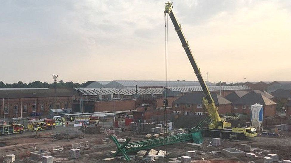 Third man dies after Crewe crane collapse - BBC News