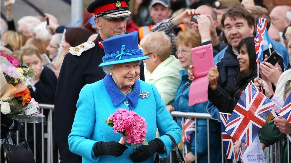 The Queen officially opens the Borders-to-Edinburgh railway - BBC News