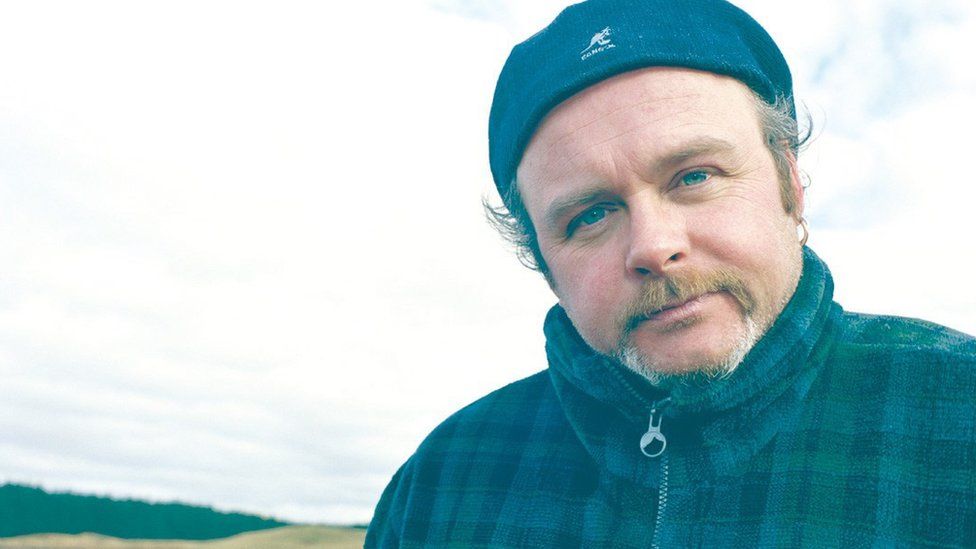 Broken Ghost yn cipio gwobr Llyfr Saesneg y Flwyddyn - BBC Cymru Fyw