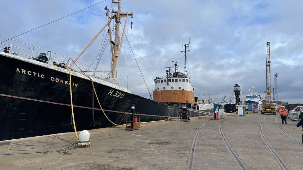 Spurn lightship: Hull's historic vessel towed to new berth - BBC News
