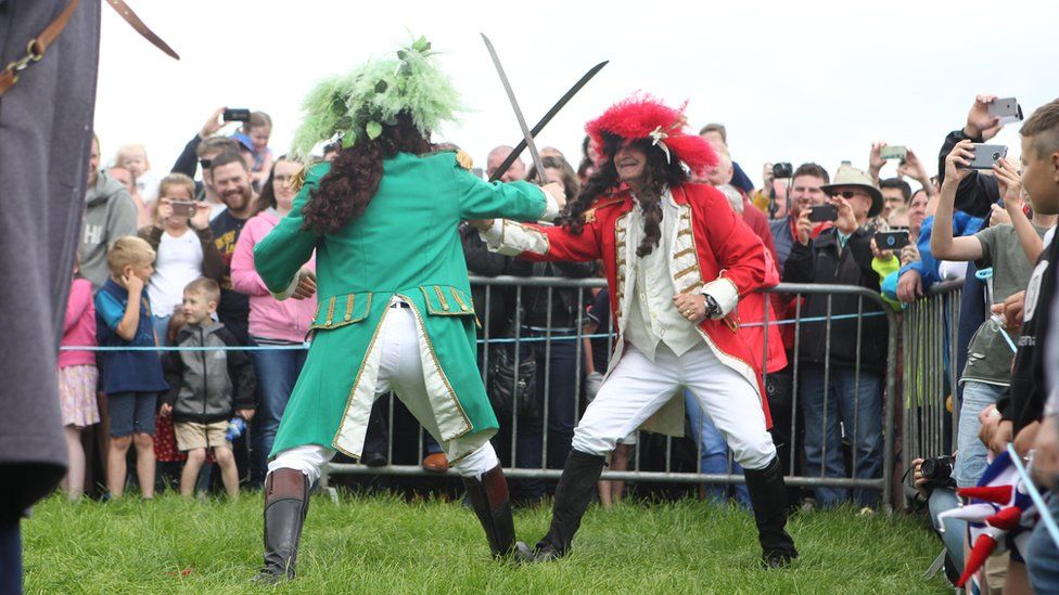 Scarva: Thousands attend 'Sham Fight' - BBC News