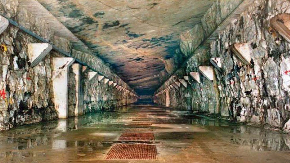 Live WW2 'heirloom' bomb found in Bridgend house - BBC News