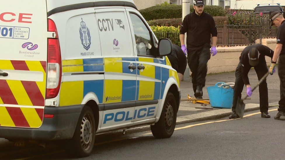 Hunt for gunman after shooting in Paisley street - BBC News