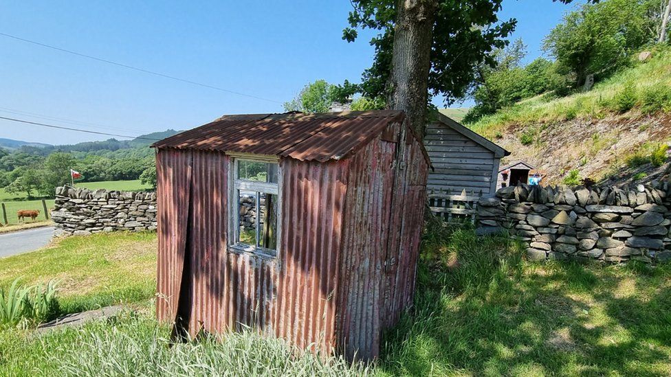 Ceredigion: Bid to save last surviving postmen’s huts in Wales - BBC News