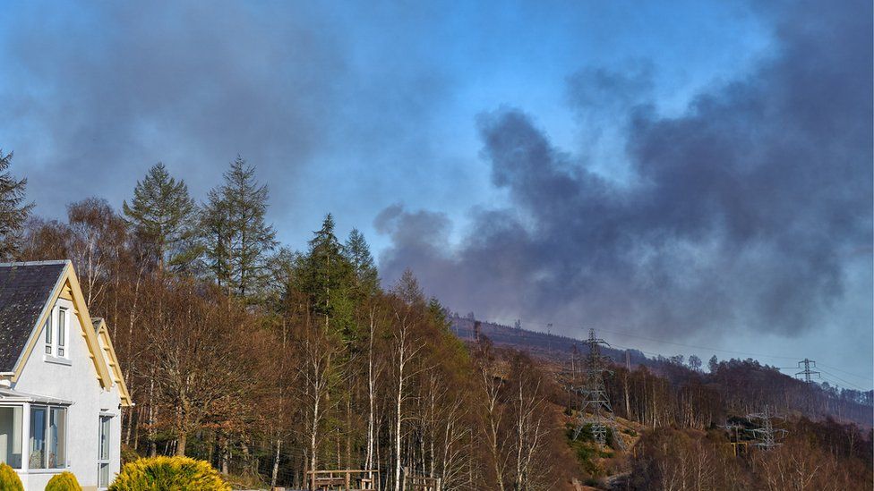 Firefighters tackle large wildfire near Strathpeffer - BBC News