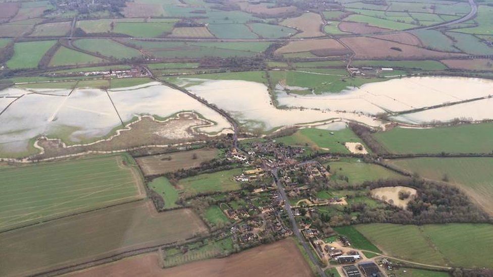 Oxfordshire warning to avoid river and canal walks - BBC News