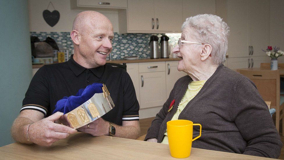 Cartref y goron - BBC Cymru Fyw