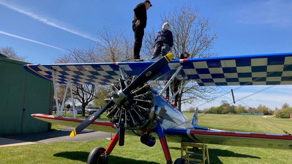 Man, 80, walks on wings in memory of late wife - BBC News