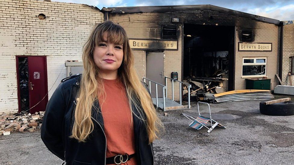 Buckley fire: Berwyn Books sees 400,000 destroyed in blaze - BBC News