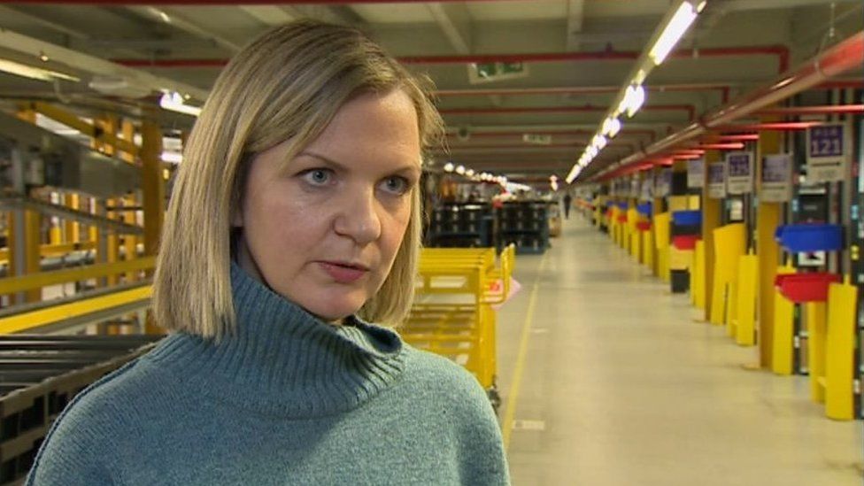 Cwmni Amazon yn 'trin gweithwyr fel robotiaid' - BBC Cymru Fyw