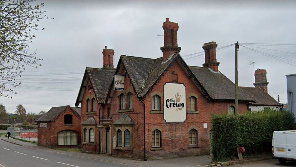 Empty Worcestershire pub to reopen alongside new homes and shops - BBC News