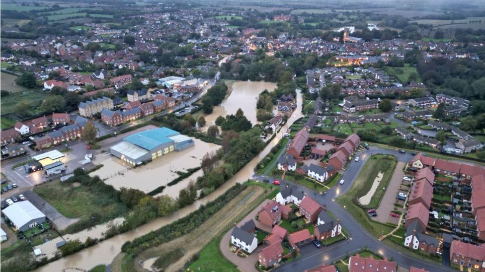 Major incident in Suffolk stood down after flooding - BBC News