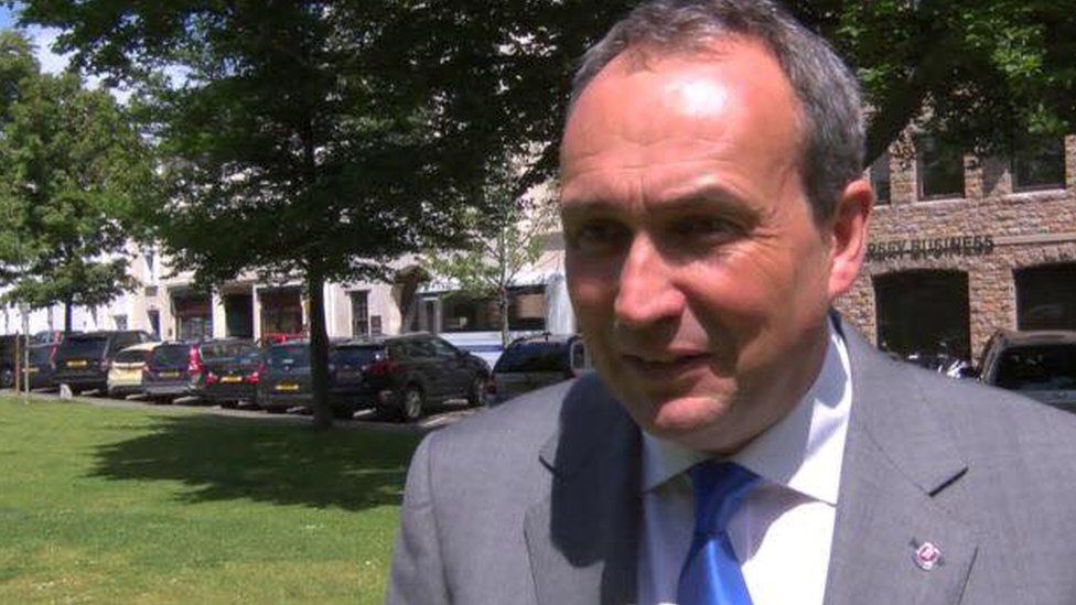 Minister defends Jersey's hospital site selection process - BBC News