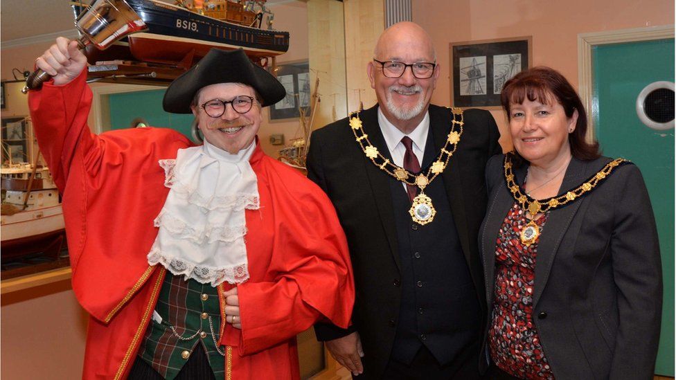 Y crïwr tref sy'n hybu'r Gymraeg yn Sir y Fflint - BBC Cymru Fyw