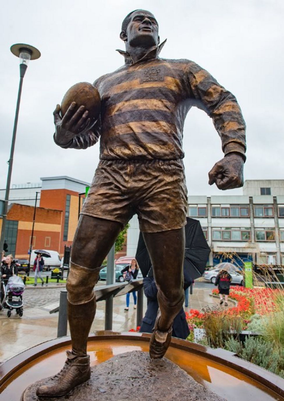 Billy Boston: Wigan rugby legend's statue is unveiled - BBC News