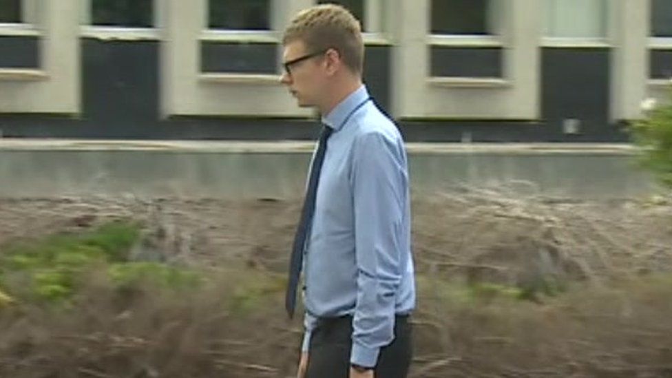 Dedfrydu dyn am achosi marwolaeth drwy yrru'n beryglus - BBC Cymru Fyw