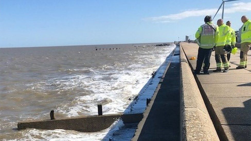 Lowestoft sea wall fall cyclist rescued by friend - BBC News