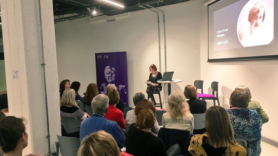 Pum munud gyda Bardd y Mis: Mererid Puw Davies - BBC Cymru Fyw