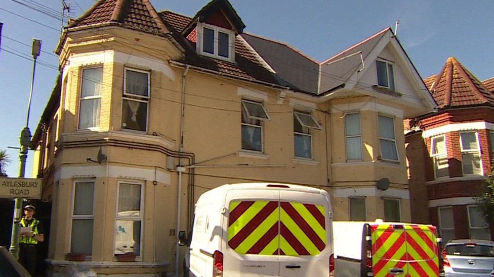 Bournemouth house still cordoned off in remains find probe - BBC News