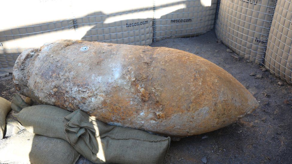 Exeter WW2 bomb: Students told halls not safe for return - BBC News