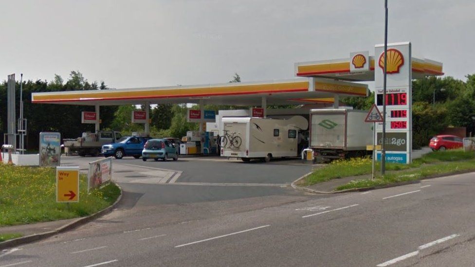 Suspected migrants found in lorry in Bristol - BBC News