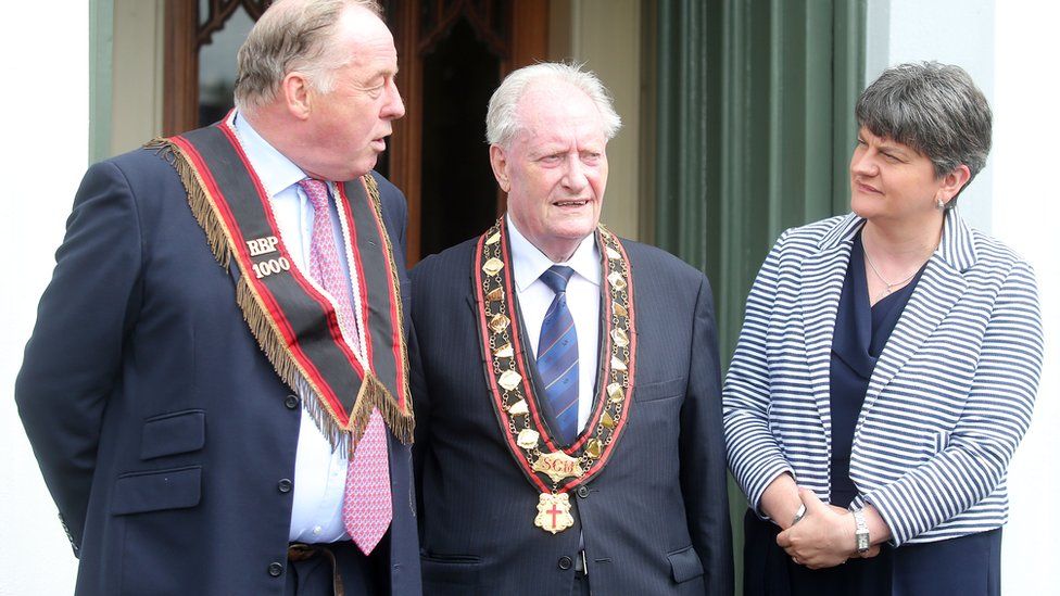 Scarva: Thousands attend 'Sham Fight' - BBC News