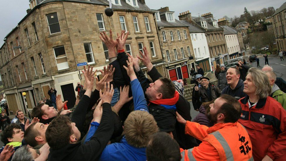 In pictures: Jedburgh's ba game - BBC News
