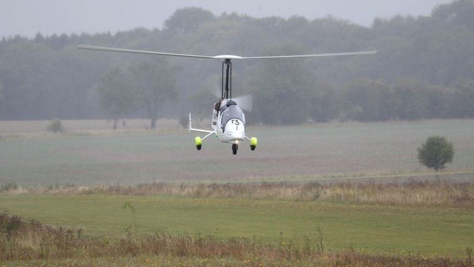 Adventurer circumnavigates the world in gyrocopter - BBC News