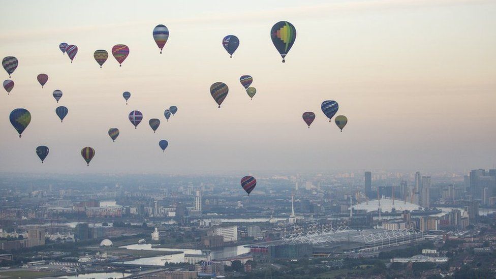 Balloons take to London sky for Lord Mayor's Appeal - BBC News